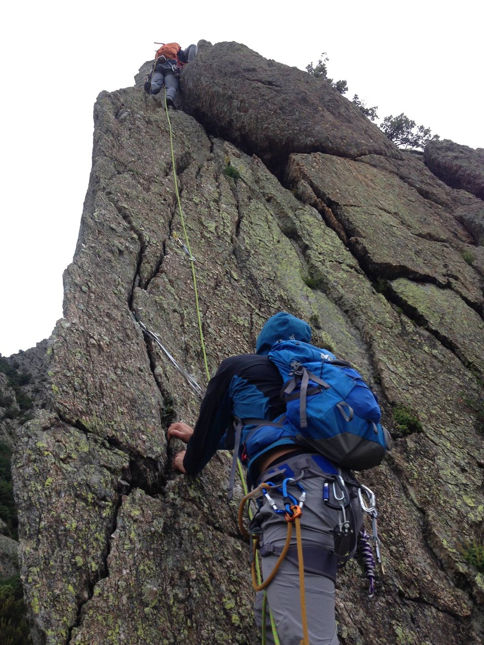 Cours d'escalade traditionnelle ou "terrain d'aventure" (massif du ...